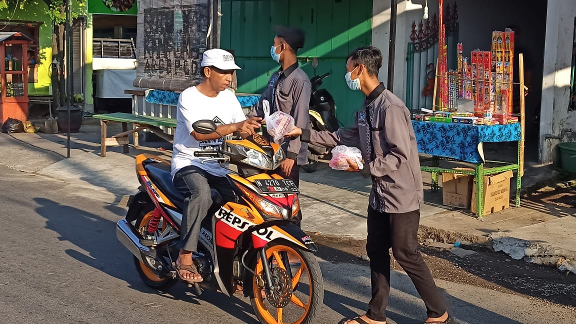 Berbagi Takjil, Berbuka Puasa Bersama sebagai Implementasi dari ...