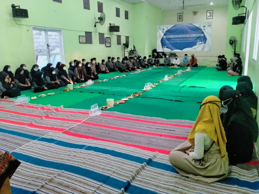 Berbagi Takjil, Berbuka Puasa Bersama sebagai Implementasi dari ...