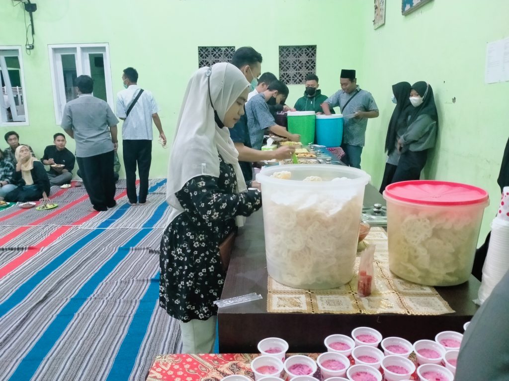Berbagi Takjil, Berbuka Puasa Bersama sebagai Implementasi dari ...